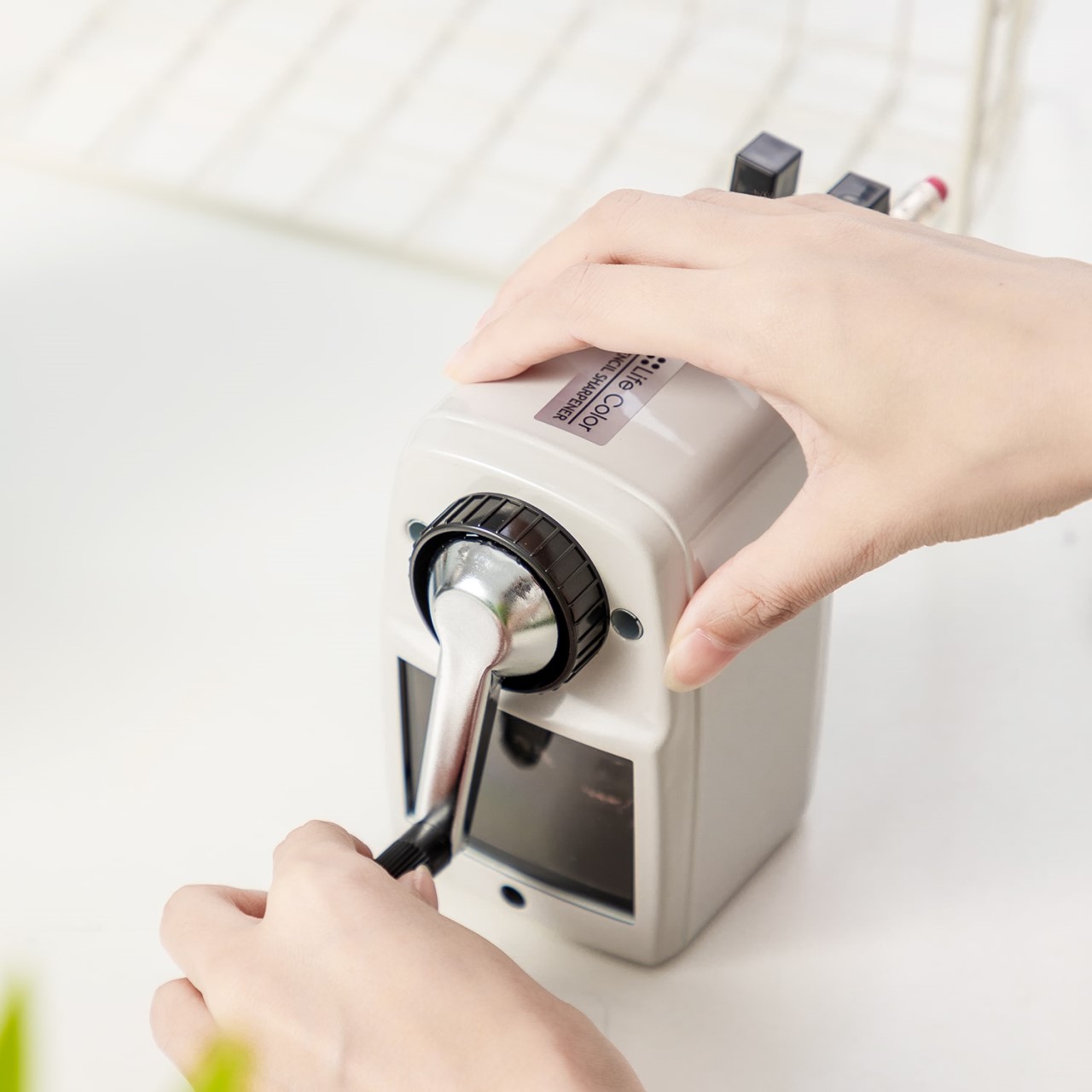 Deli D0620 Rotary Pencil Sharpener (Metal) | Pacific eShop